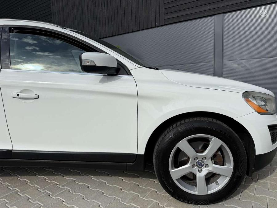 White Volvo XC60 2010 in Siauliai, with an engine capacity of 2.40 L and mileage of 301 thousand km for 10950 €, photo 17 on AUTOMOTO.COM.LV