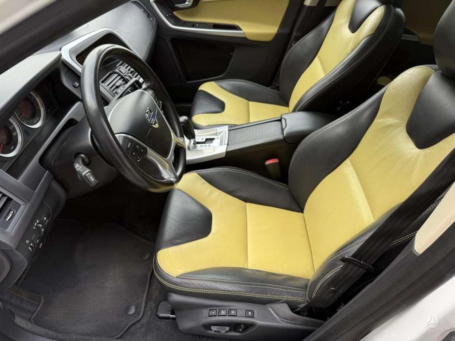 White Volvo XC60 2010 in Siauliai, with an engine capacity of 2.40 L and mileage of 301 thousand km for 10950 €, photo 18 on AUTOMOTO.COM.LV