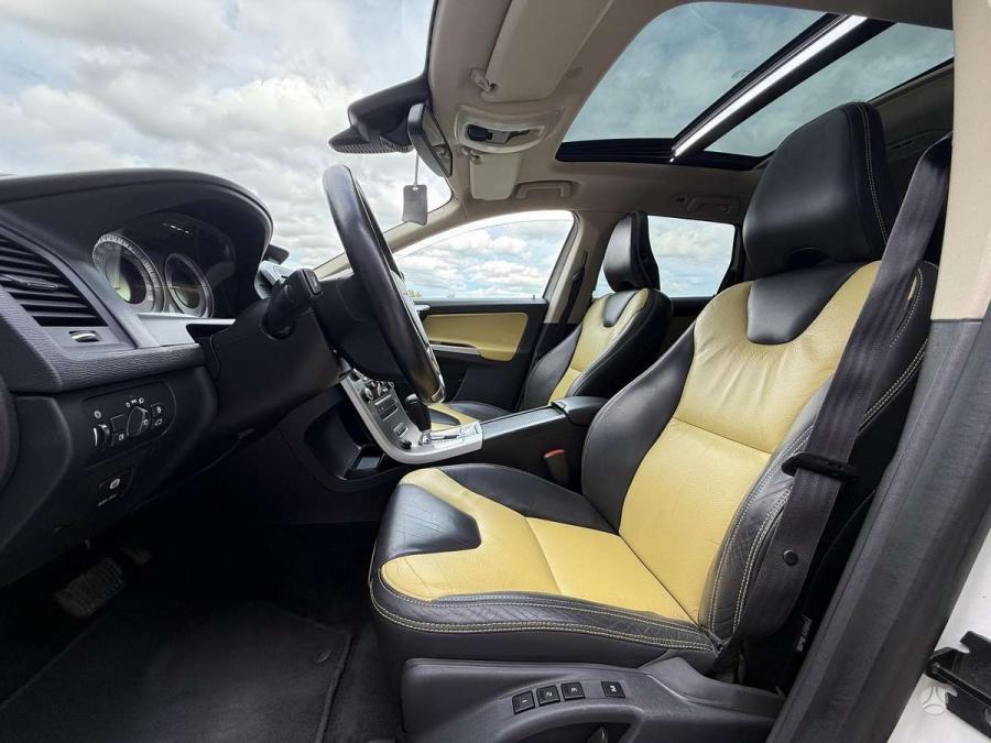 White Volvo XC60 2010 in Siauliai, with an engine capacity of 2.40 L and mileage of 301 thousand km for 10950 €, photo 20 on AUTOMOTO.COM.LV