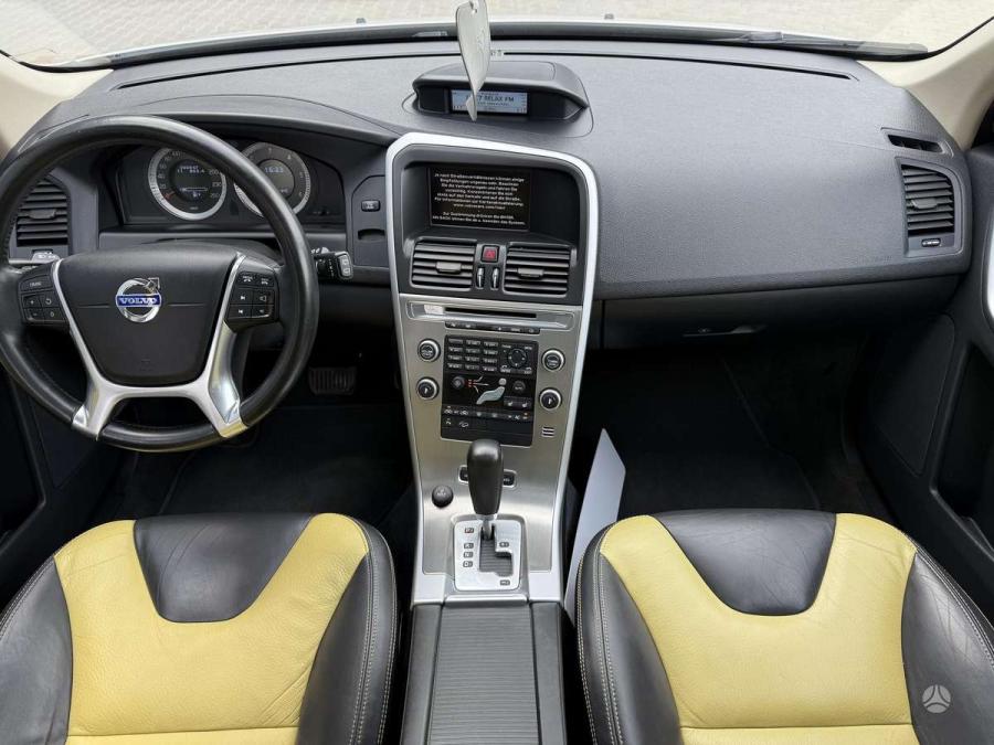 White Volvo XC60 2010 in Siauliai, with an engine capacity of 2.40 L and mileage of 301 thousand km for 10950 €, photo 21 on AUTOMOTO.COM.LV