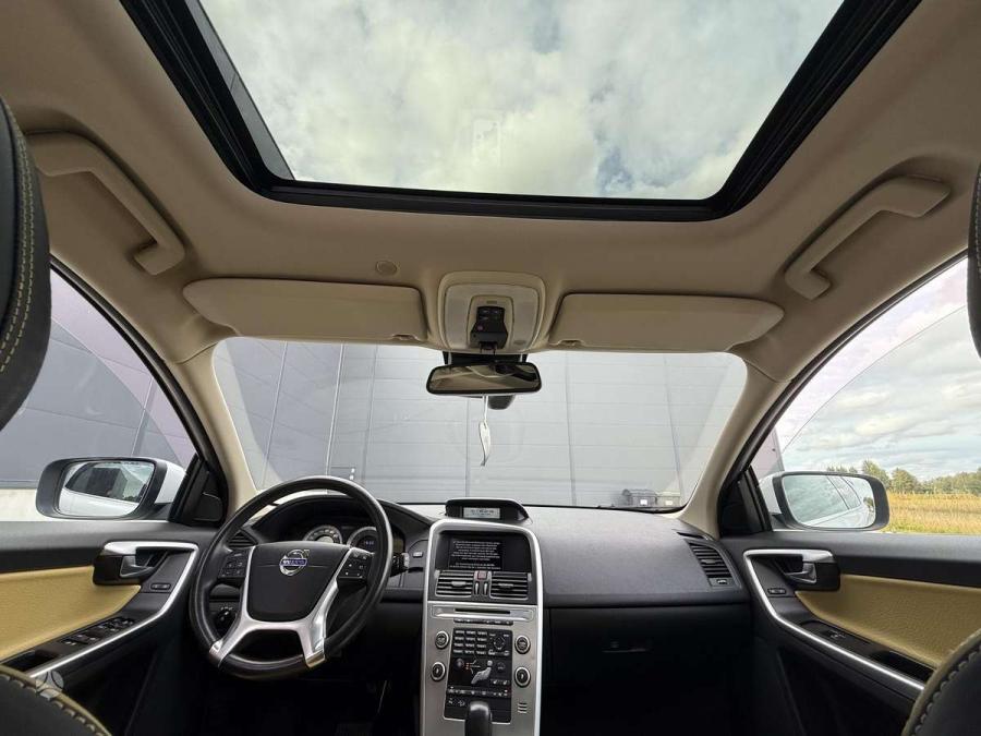 White Volvo XC60 2010 in Siauliai, with an engine capacity of 2.40 L and mileage of 301 thousand km for 10950 €, photo 24 on AUTOMOTO.COM.LV