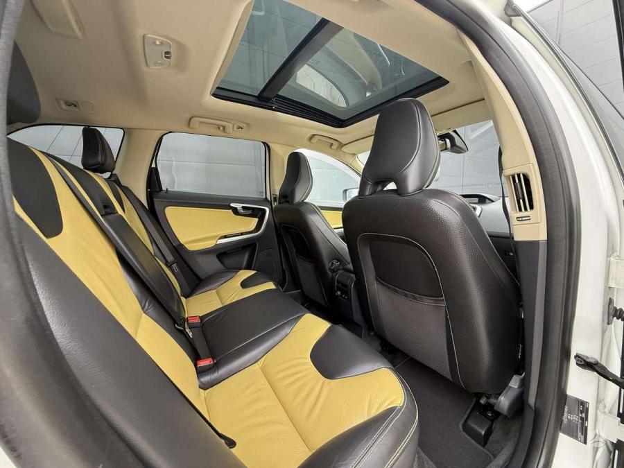 White Volvo XC60 2010 in Siauliai, with an engine capacity of 2.40 L and mileage of 301 thousand km for 10950 €, photo 26 on AUTOMOTO.COM.LV