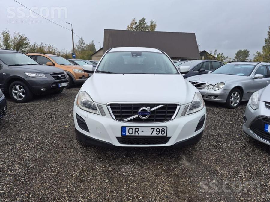 Balts Volvo XC60 2010 Daugavpils, ar dzinēja tilpumu 2.40 L un nobraukumu 0 tūkst. km par 9250 €, foto 3 vietnē AUTOMOTO.COM.LV