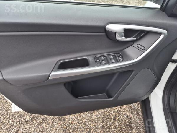 Balts Volvo XC60 2010 Daugavpils, ar dzinēja tilpumu 2.40 L un nobraukumu 0 tūkst. km par 9250 €, foto 9 vietnē AUTOMOTO.COM.LV