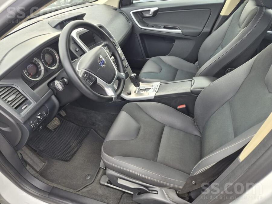 Balts Volvo XC60 2010 Daugavpils, ar dzinēja tilpumu 2.40 L un nobraukumu 0 tūkst. km par 9250 €, foto 10 vietnē AUTOMOTO.COM.LV