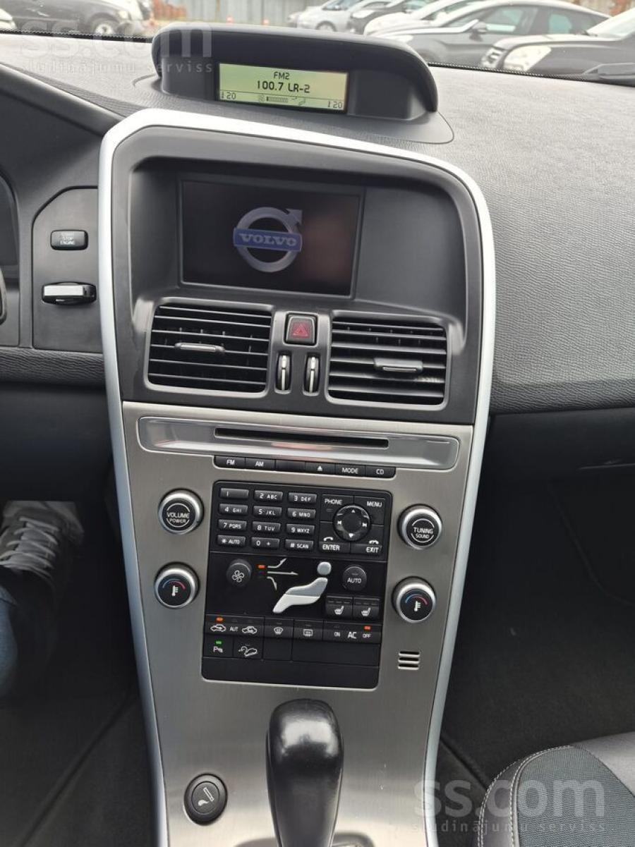 Balts Volvo XC60 2010 Daugavpils, ar dzinēja tilpumu 2.40 L un nobraukumu 0 tūkst. km par 9250 €, foto 14 vietnē AUTOMOTO.COM.LV