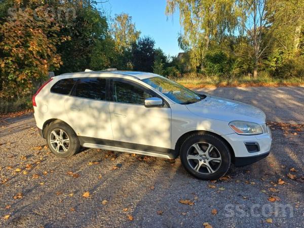 Balts Volvo XC60 2010 Talsi, ar dzinēja tilpumu 2.40 L un nobraukumu 389 tūkst. km par 6800 €, foto 4 vietnē AUTOMOTO.COM.LV