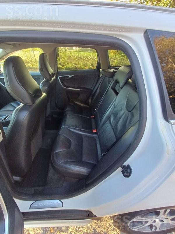 Balts Volvo XC60 2010 Talsi, ar dzinēja tilpumu 2.40 L un nobraukumu 389 tūkst. km par 6800 €, foto 7 vietnē AUTOMOTO.COM.LV