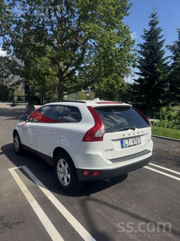White Volvo XC60 2011 in Riga, with an engine capacity of 2.00 L and mileage of 227 thousand km for 8400 €, photo 4 on AUTOMOTO.COM.LV