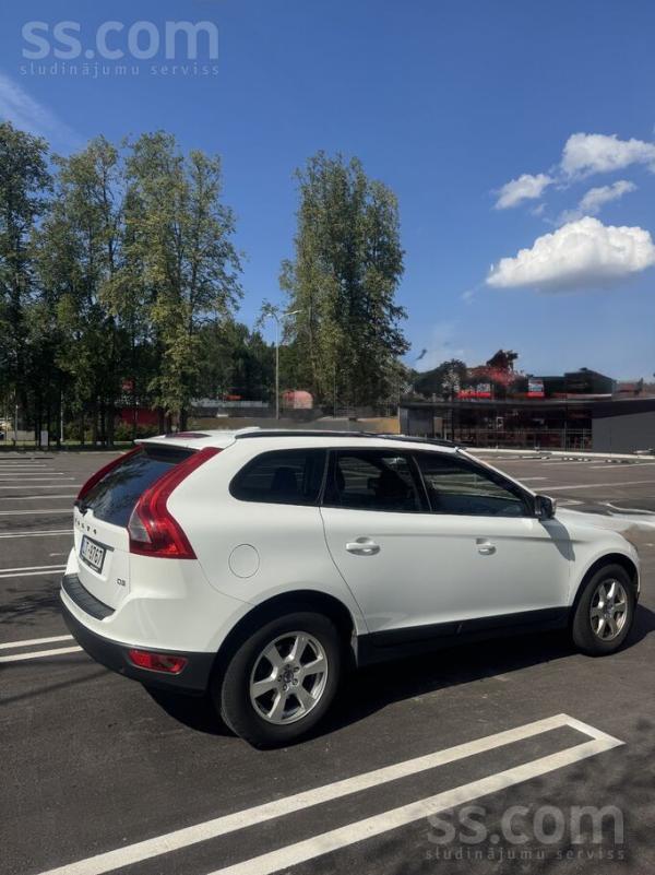 White Volvo XC60 2011 in Riga, with an engine capacity of 2.00 L and mileage of 227 thousand km for 8400 €, photo 5 on AUTOMOTO.COM.LV