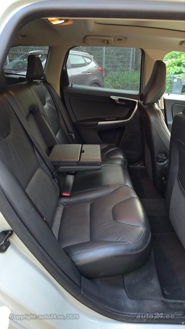Balts Volvo XC60 2011 Tallina, ar dzinēja tilpumu 2.40 L un nobraukumu 220 tūkst. km par 9500 €, foto 11 vietnē AUTOMOTO.COM.LV