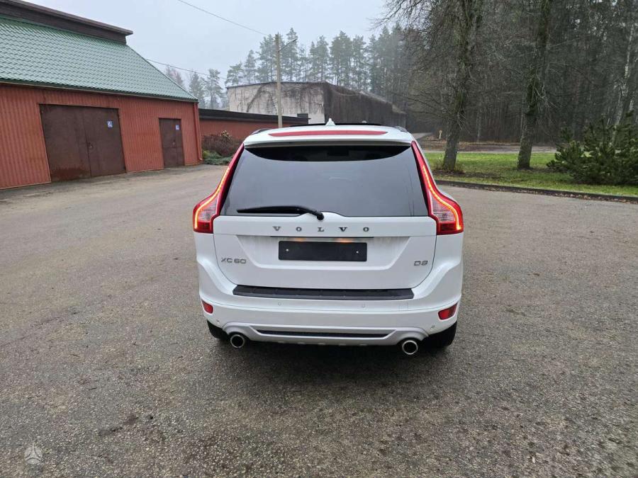 White Volvo XC60 2011 in Prienai, with an engine capacity of 2.00 L and mileage of 317 thousand km for 7500 €, photo 7 on AUTOMOTO.COM.LV