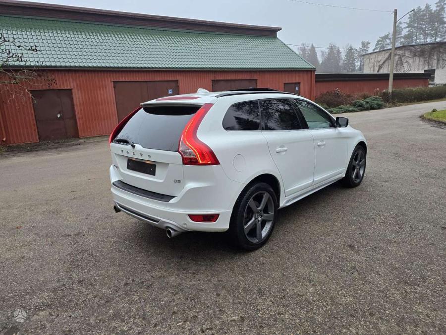 White Volvo XC60 2011 in Prienai, with an engine capacity of 2.00 L and mileage of 317 thousand km for 7500 €, photo 8 on AUTOMOTO.COM.LV