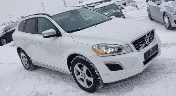 White Volvo XC60 2011 in Vilnius, with an engine capacity of 2.40 L and mileage of 258 thousand km for 9950 €, photo 4 on AUTOMOTO.COM.LV