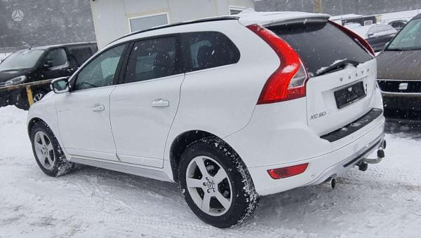 White Volvo XC60 2011 in Vilnius, with an engine capacity of 2.40 L and mileage of 258 thousand km for 9950 €, photo 5 on AUTOMOTO.COM.LV