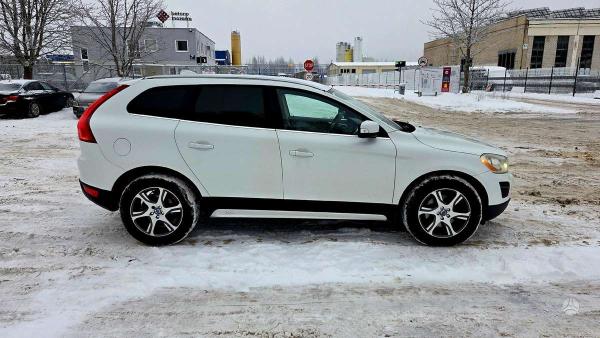 White Volvo XC60 2011 in Siauliai, with an engine capacity of 2.40 L and mileage of 345 thousand km for 5700 €, photo 2 on AUTOMOTO.COM.LV