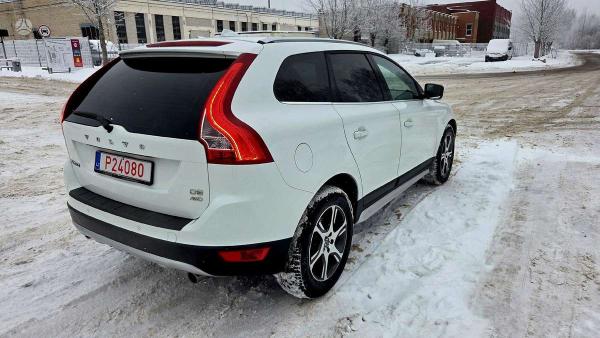 White Volvo XC60 2011 in Siauliai, with an engine capacity of 2.40 L and mileage of 345 thousand km for 5700 €, photo 5 on AUTOMOTO.COM.LV