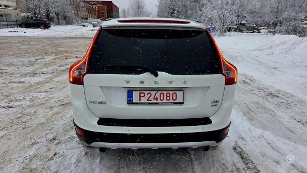 White Volvo XC60 2011 in Siauliai, with an engine capacity of 2.40 L and mileage of 345 thousand km for 5700 €, photo 6 on AUTOMOTO.COM.LV