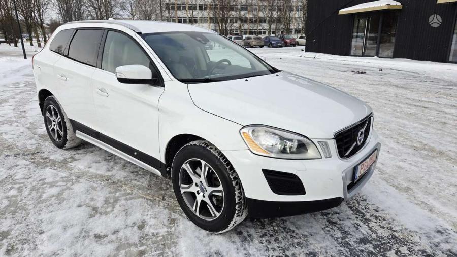 White Volvo XC60 2011 in Siauliai, with an engine capacity of 2.40 L and mileage of 345 thousand km for 7300 €, photo 1 on AUTOMOTO.COM.LV