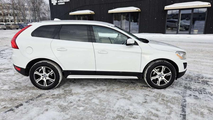 White Volvo XC60 2011 in Siauliai, with an engine capacity of 2.40 L and mileage of 345 thousand km for 7300 €, photo 2 on AUTOMOTO.COM.LV