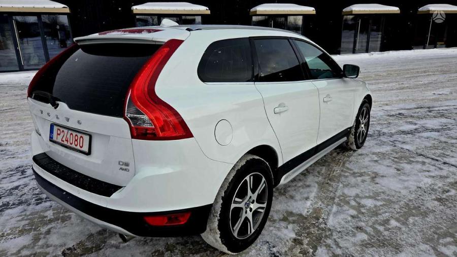 White Volvo XC60 2011 in Siauliai, with an engine capacity of 2.40 L and mileage of 345 thousand km for 7300 €, photo 3 on AUTOMOTO.COM.LV