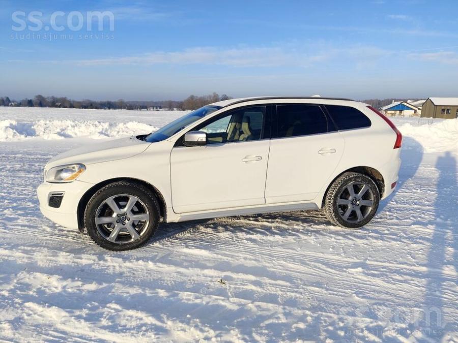 White Volvo XC60 2011 in Talsi, with an engine capacity of 2.40 L and mileage of 327 thousand km for 9900 €, photo 4 on AUTOMOTO.COM.LV