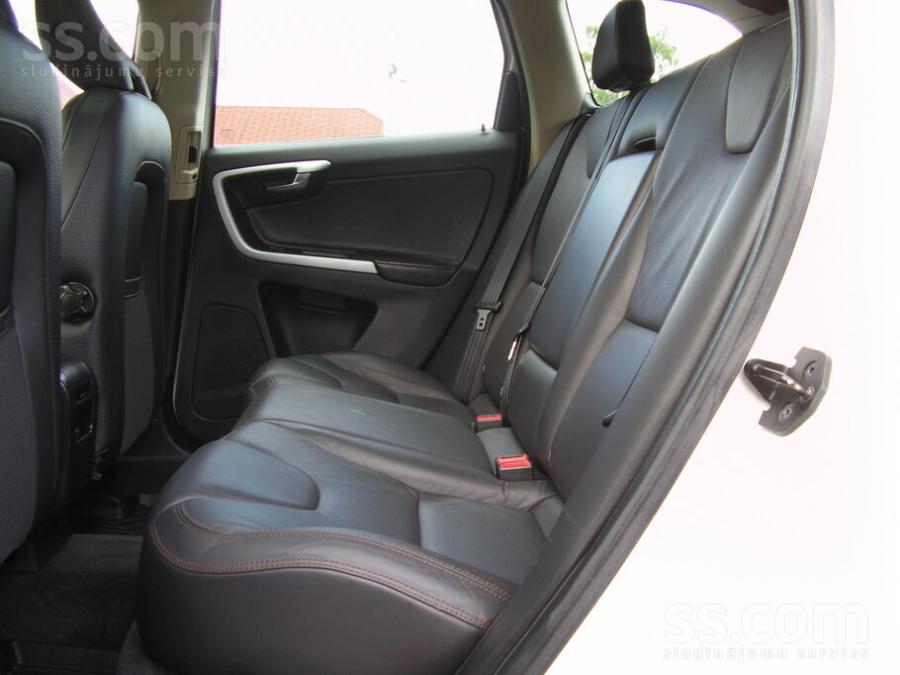 Balts Volvo XC60 2011 Rīga, ar dzinēja tilpumu 2.40 L un nobraukumu 0 tūkst. km par 9750 €, foto 24 vietnē AUTOMOTO.COM.LV