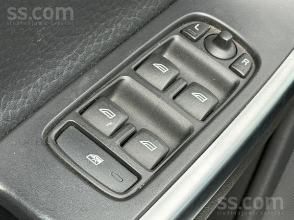 Balts Volvo XC60 2011 Rīga, ar dzinēja tilpumu 2.00 L un nobraukumu 265 tūkst. km par 9950 €, foto 5 vietnē AUTOMOTO.COM.LV