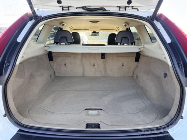 White Volvo XC60 2011 in Riga, with an engine capacity of 2.40 L and mileage of 298 thousand km for 9995 €, photo 5 on AUTOMOTO.COM.LV