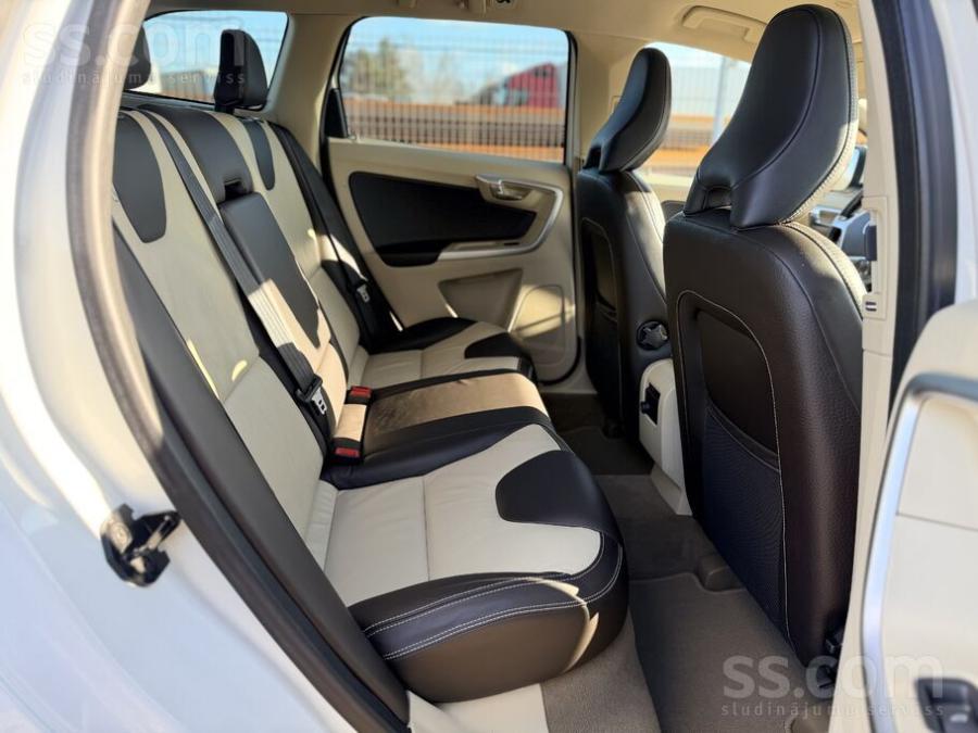 Balts Volvo XC60 2011 Rīga, ar dzinēja tilpumu 2.40 L un nobraukumu 298 tūkst. km par 9995 €, foto 14 vietnē AUTOMOTO.COM.LV