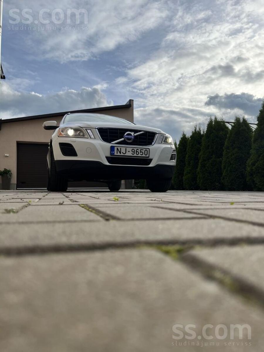 Balts Volvo XC60 2011 Daugavpils, ar dzinēja tilpumu 2.40 L un nobraukumu 364 tūkst. km par 9700 €, foto 1 vietnē AUTOMOTO.COM.LV