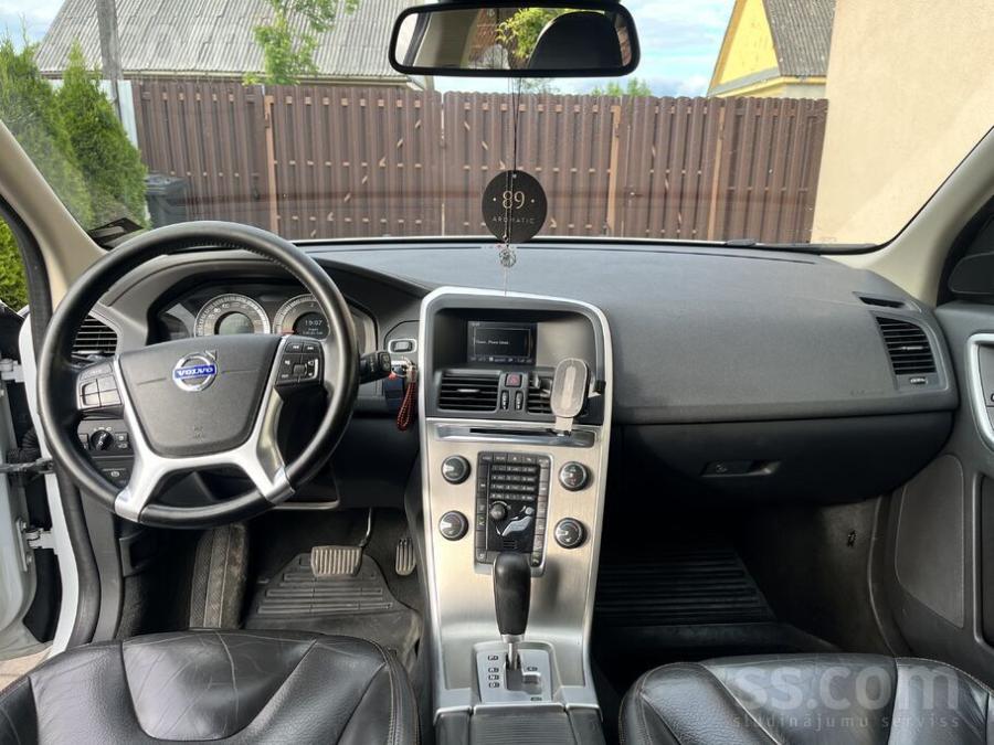 Balts Volvo XC60 2011 Daugavpils, ar dzinēja tilpumu 2.40 L un nobraukumu 364 tūkst. km par 9700 €, foto 9 vietnē AUTOMOTO.COM.LV