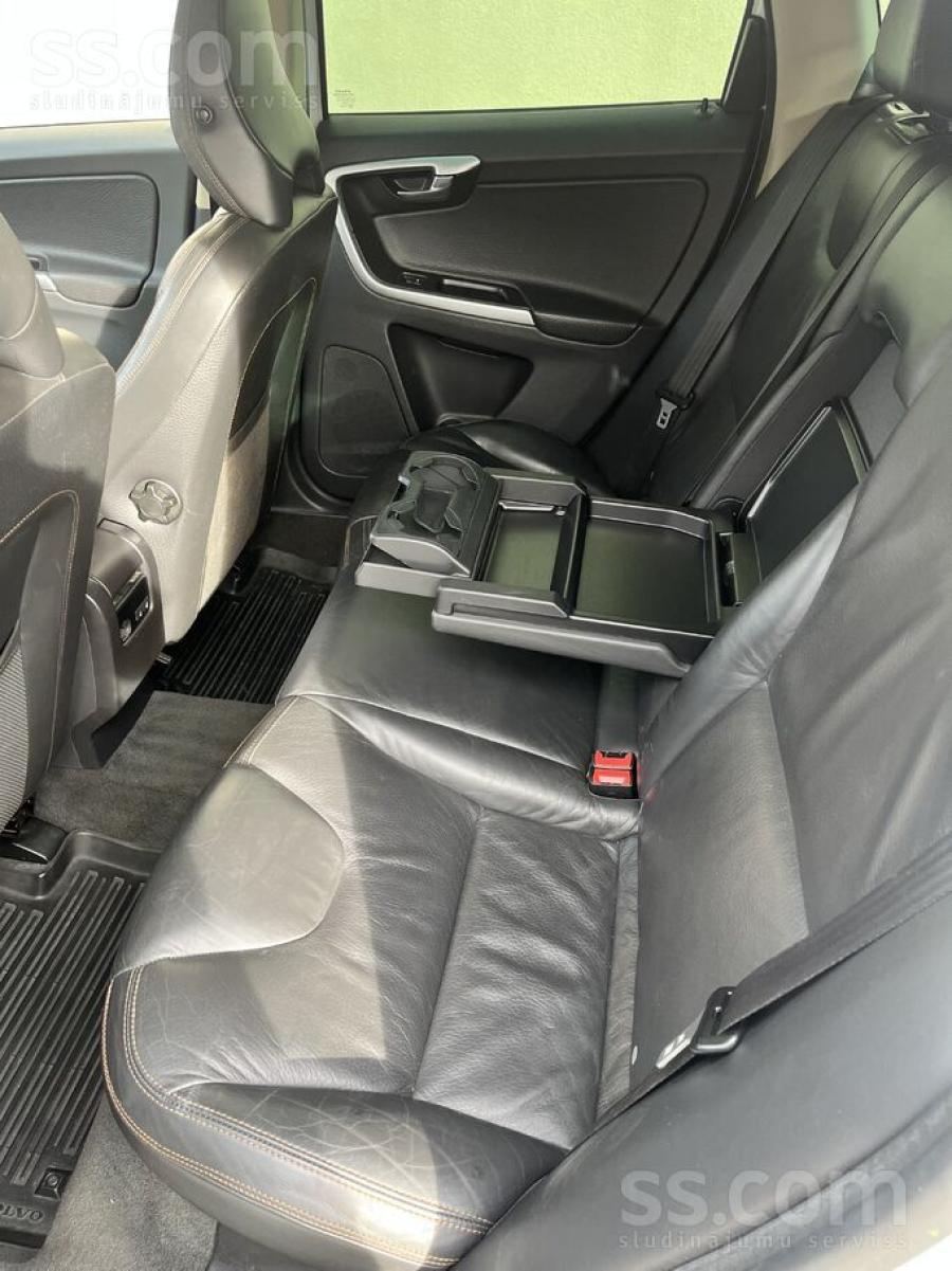 Balts Volvo XC60 2011 Daugavpils, ar dzinēja tilpumu 2.40 L un nobraukumu 364 tūkst. km par 9700 €, foto 12 vietnē AUTOMOTO.COM.LV
