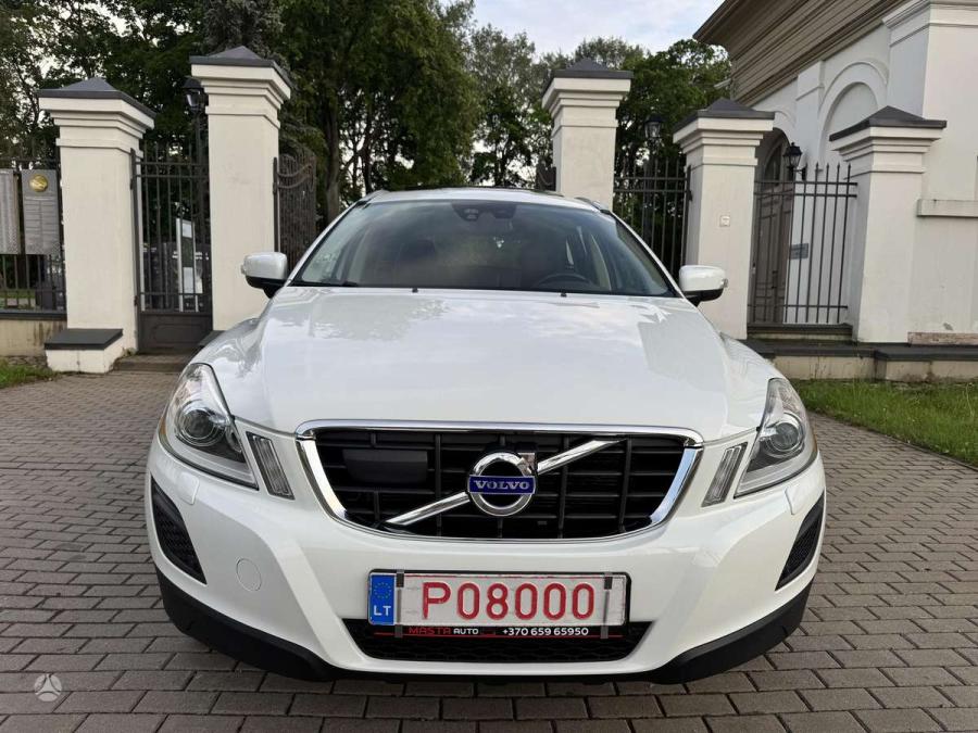 White Volvo XC60 2011 in Vilnius, with an engine capacity of 2.40 L and mileage of 292 thousand km for 9950 €, photo 1 on AUTOMOTO.COM.LV
