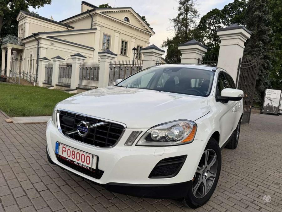 White Volvo XC60 2011 in Vilnius, with an engine capacity of 2.40 L and mileage of 292 thousand km for 9950 €, photo 4 on AUTOMOTO.COM.LV