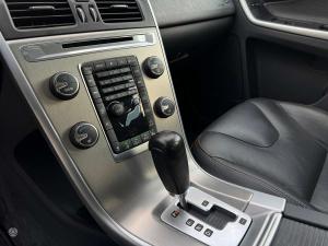 White Volvo XC60 2011 in Vilnius, with an engine capacity of 2.40 L and mileage of 292 thousand km for 9950 €, photo 5 on AUTOMOTO.COM.LV