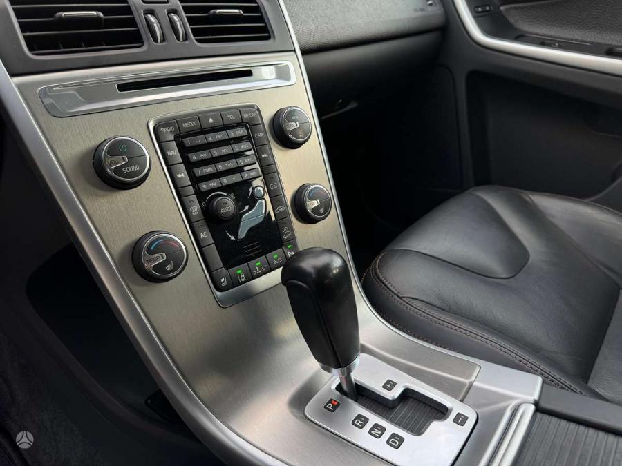 White Volvo XC60 2011 in Vilnius, with an engine capacity of 2.40 L and mileage of 292 thousand km for 9950 €, photo 5 on AUTOMOTO.COM.LV