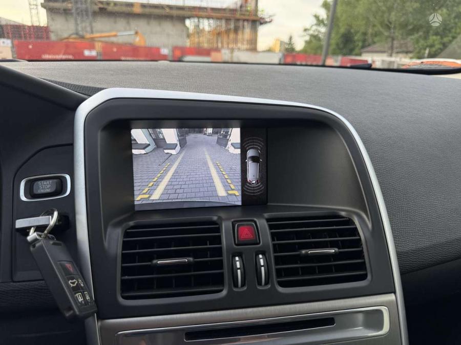 White Volvo XC60 2011 in Vilnius, with an engine capacity of 2.40 L and mileage of 292 thousand km for 9950 €, photo 7 on AUTOMOTO.COM.LV