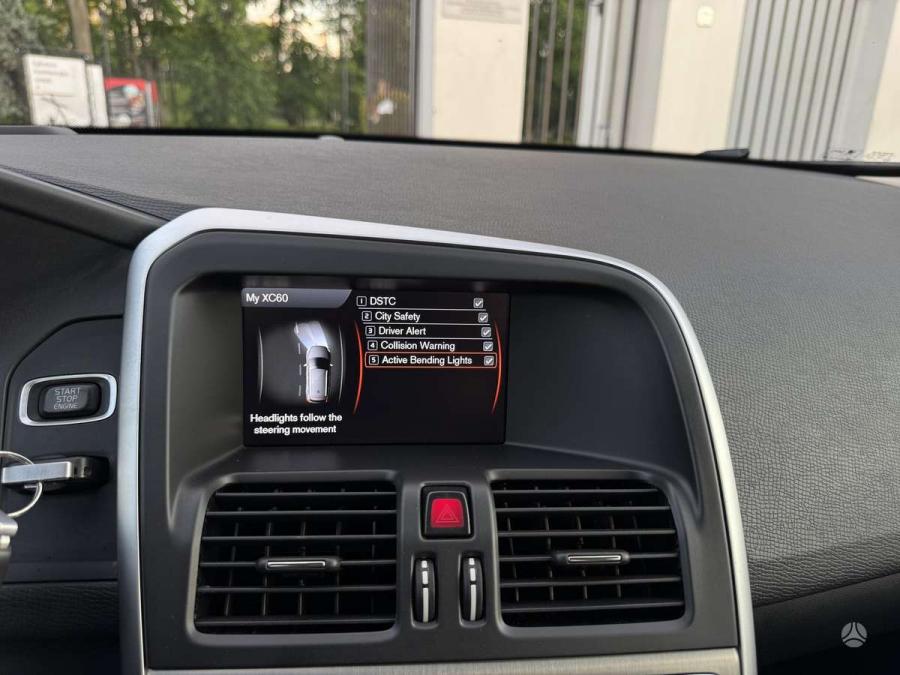 White Volvo XC60 2011 in Vilnius, with an engine capacity of 2.40 L and mileage of 292 thousand km for 9950 €, photo 14 on AUTOMOTO.COM.LV