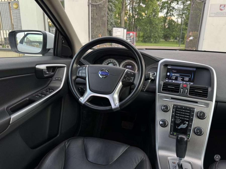 White Volvo XC60 2011 in Vilnius, with an engine capacity of 2.40 L and mileage of 292 thousand km for 9950 €, photo 16 on AUTOMOTO.COM.LV