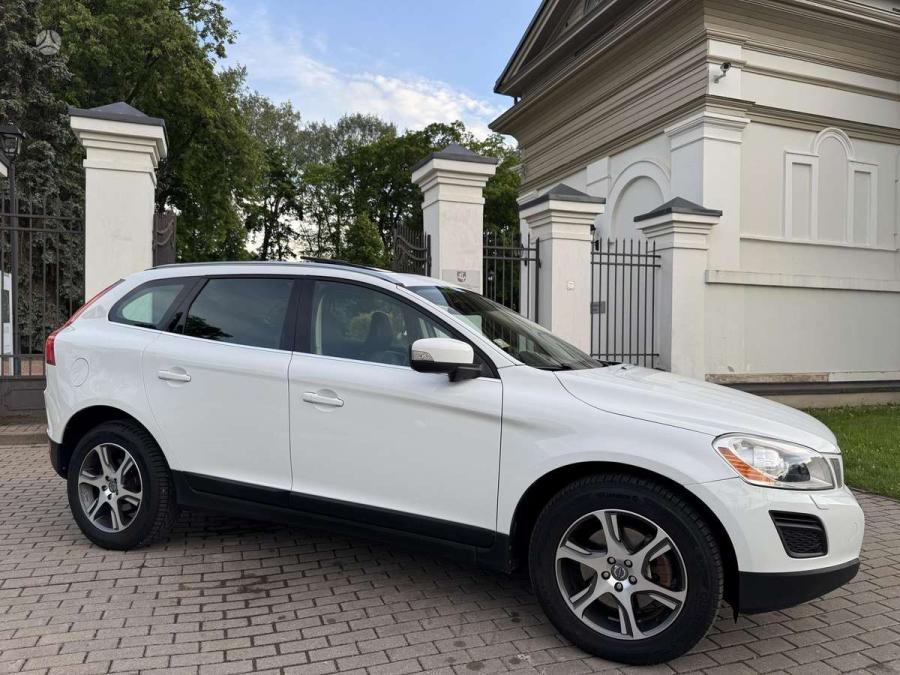 White Volvo XC60 2011 in Vilnius, with an engine capacity of 2.40 L and mileage of 292 thousand km for 9950 €, photo 19 on AUTOMOTO.COM.LV