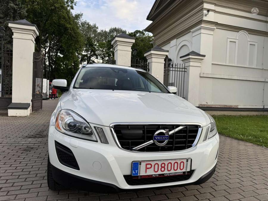 White Volvo XC60 2011 in Vilnius, with an engine capacity of 2.40 L and mileage of 292 thousand km for 9950 €, photo 21 on AUTOMOTO.COM.LV