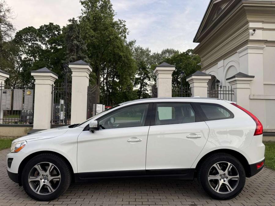 White Volvo XC60 2011 in Vilnius, with an engine capacity of 2.40 L and mileage of 292 thousand km for 9950 €, photo 26 on AUTOMOTO.COM.LV
