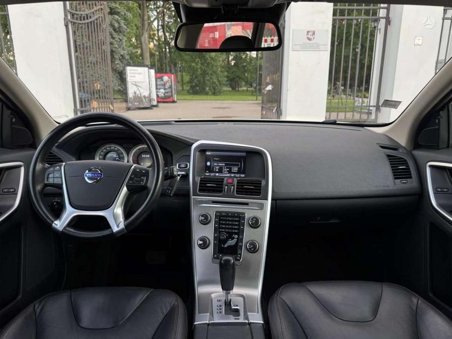 White Volvo XC60 2011 in Vilnius, with an engine capacity of 2.40 L and mileage of 292 thousand km for 9950 €, photo 31 on AUTOMOTO.COM.LV