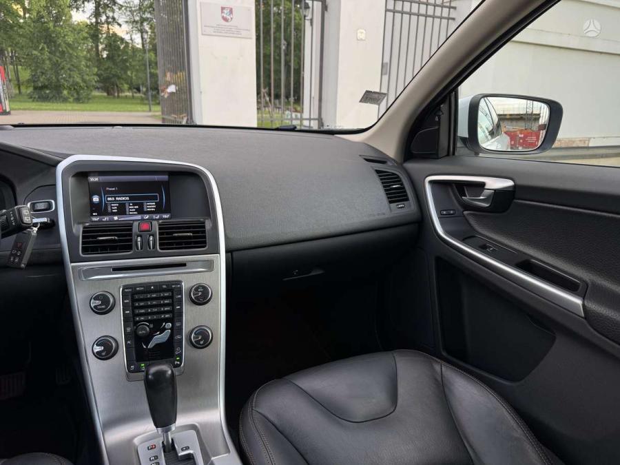 White Volvo XC60 2011 in Vilnius, with an engine capacity of 2.40 L and mileage of 292 thousand km for 9950 €, photo 32 on AUTOMOTO.COM.LV