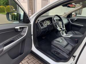 White Volvo XC60 2011 in Vilnius, with an engine capacity of 2.40 L and mileage of 292 thousand km for 9950 €, photo 33 on AUTOMOTO.COM.LV