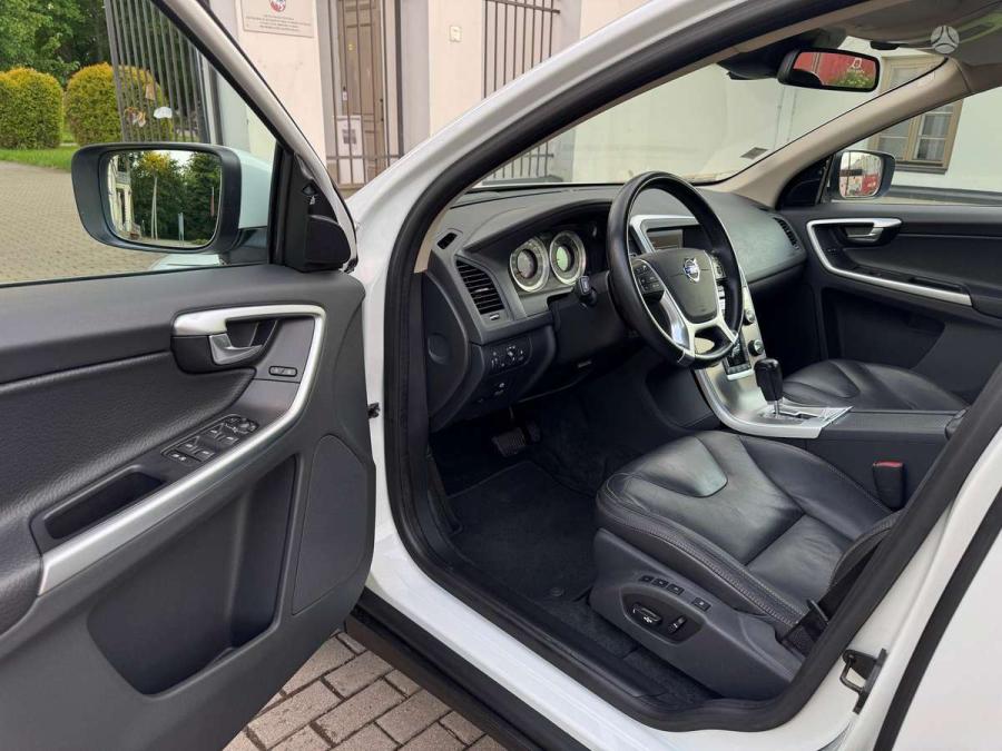 White Volvo XC60 2011 in Vilnius, with an engine capacity of 2.40 L and mileage of 292 thousand km for 9950 €, photo 33 on AUTOMOTO.COM.LV