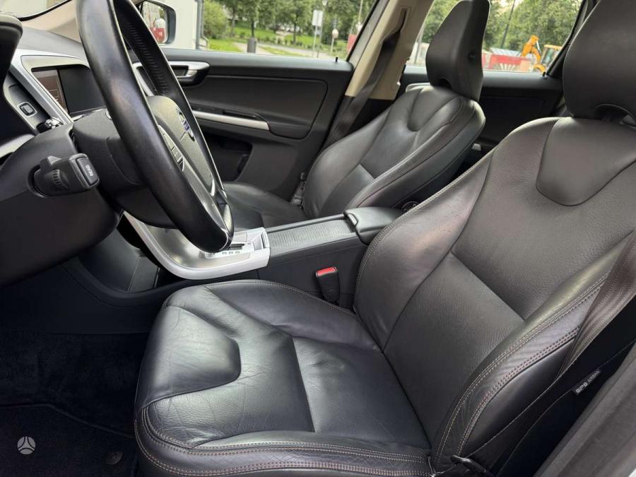 White Volvo XC60 2011 in Vilnius, with an engine capacity of 2.40 L and mileage of 292 thousand km for 9950 €, photo 34 on AUTOMOTO.COM.LV