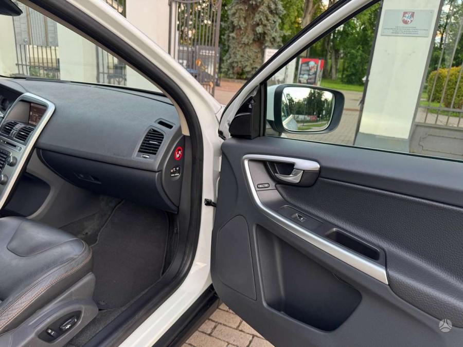 White Volvo XC60 2011 in Vilnius, with an engine capacity of 2.40 L and mileage of 292 thousand km for 9950 €, photo 35 on AUTOMOTO.COM.LV