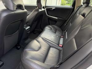 White Volvo XC60 2011 in Vilnius, with an engine capacity of 2.40 L and mileage of 292 thousand km for 9950 €, photo 38 on AUTOMOTO.COM.LV